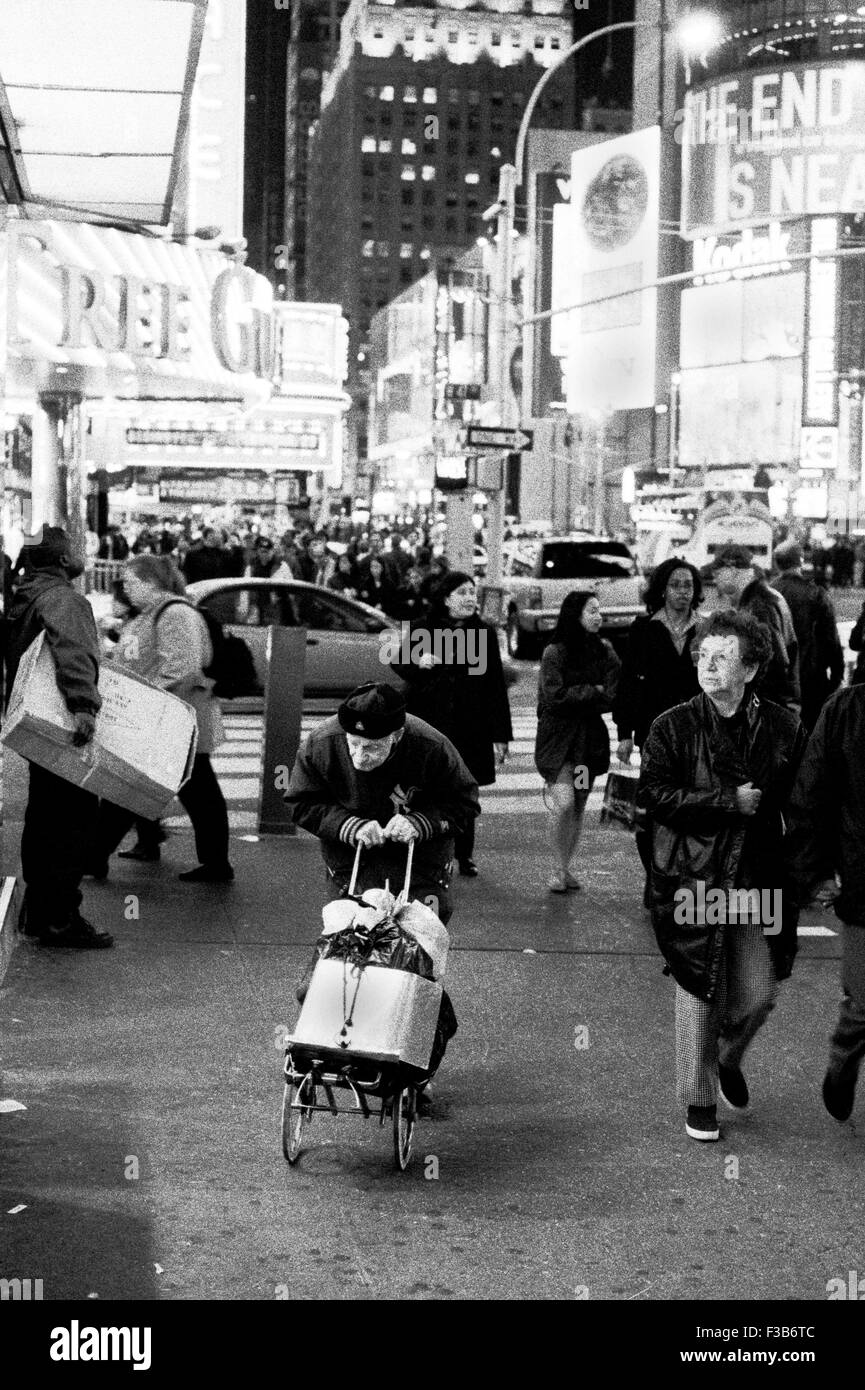 old man in times square brian mcguire Stock Photo - Alamy