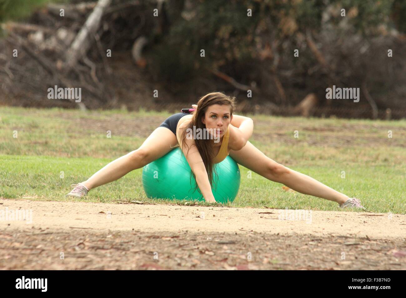 'Hoarding: Buried Alive' star Alicia Arden exercising her yoga moves in ...