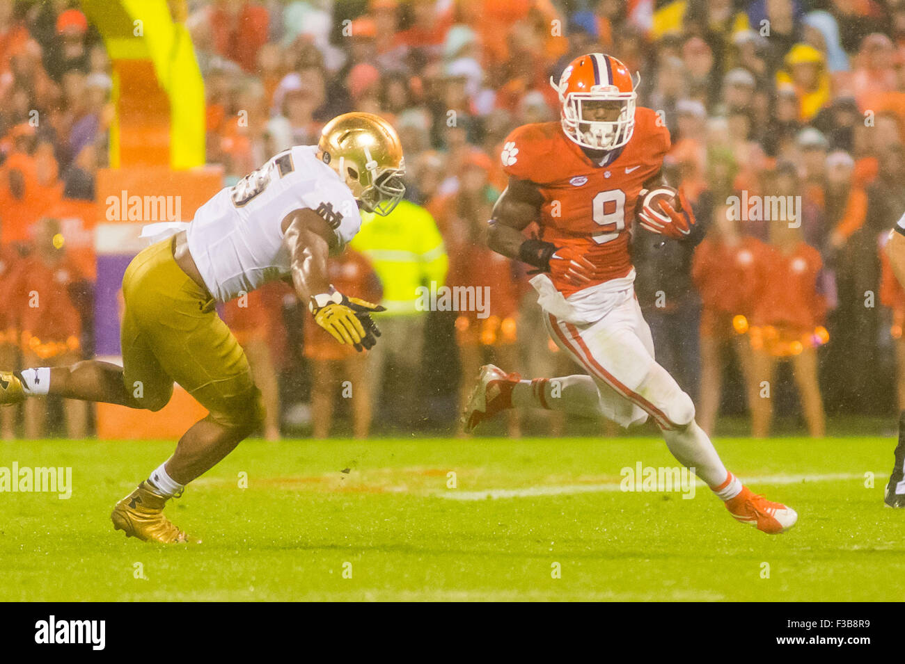 Clemson Tigers running back Wayne Gallman (9) gets to the outside in ...
