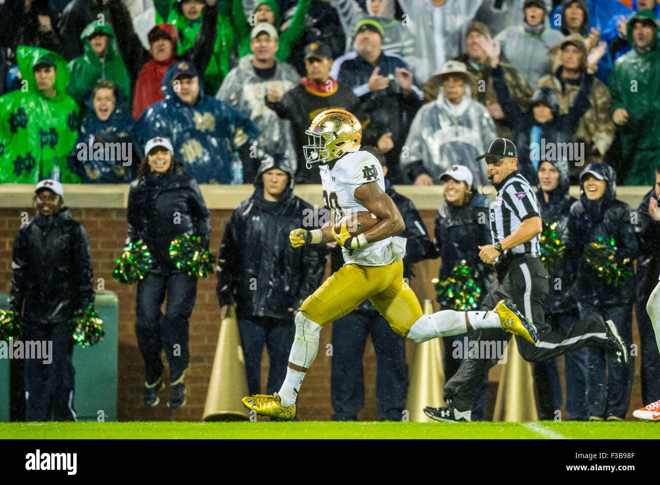 Notre Dame running back C.J. Prosise (20) makes a touchdown reception ...