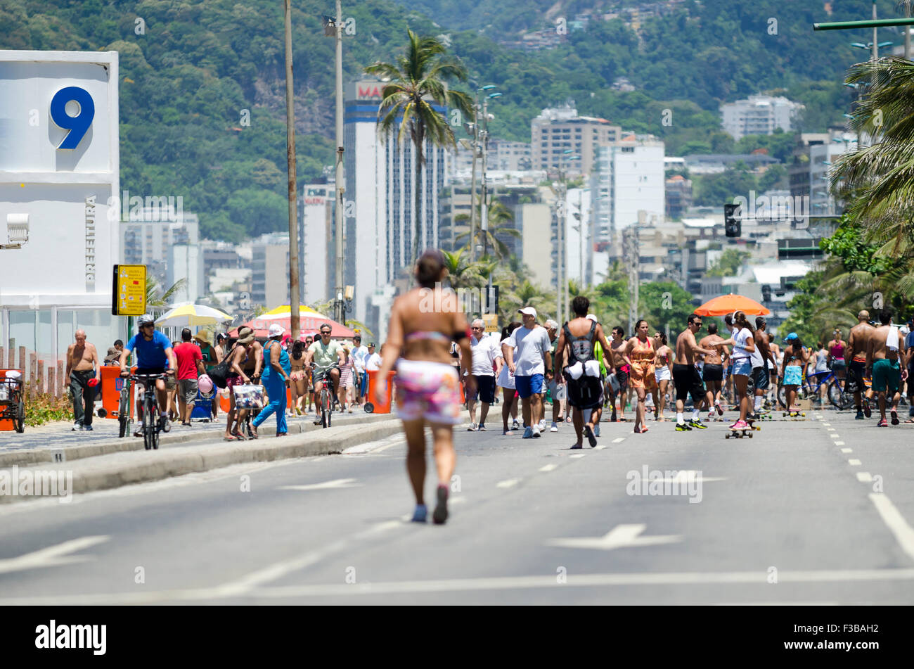 RIO DE JANEIRO, BRAZIL - FEBRUARY 02, 2014: Crowds of active residents ...