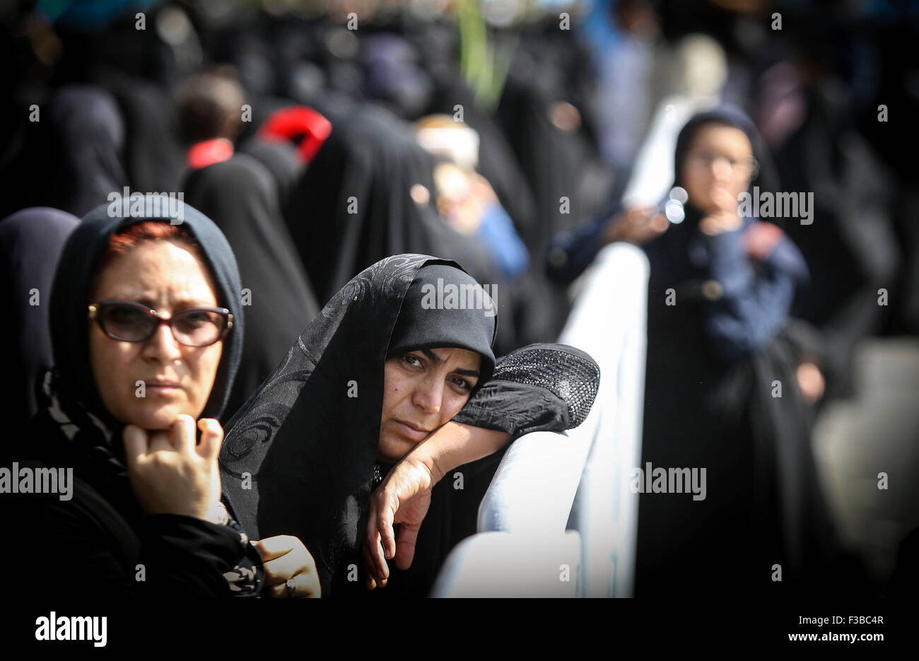 Tehran, Iran. 4th Oct, 2015. Iranian women mourn during a funeral ...