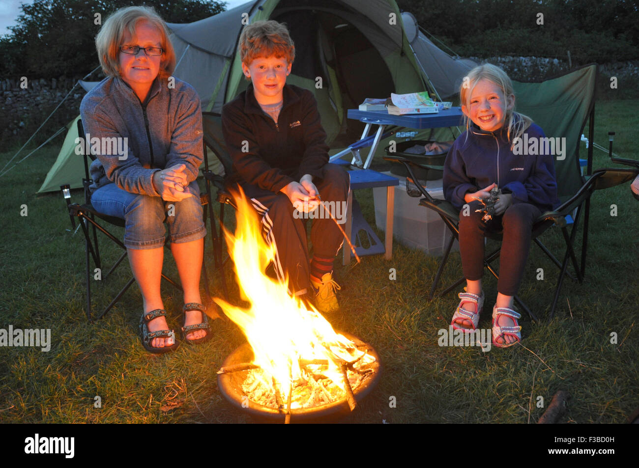 Huddle around the fire hi-res stock photography and images - Alamy