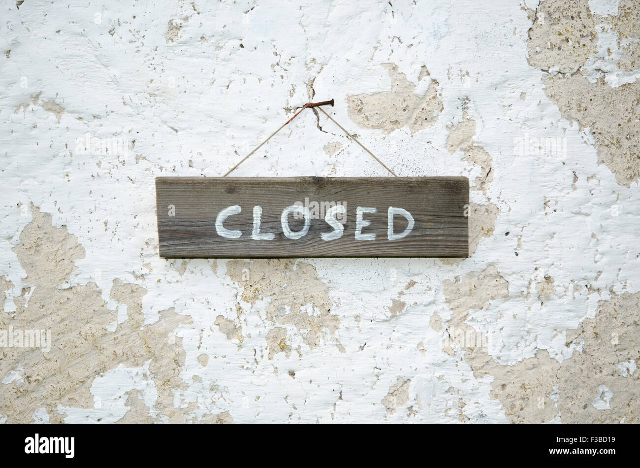 Wooden closed sign hi-res stock photography and images - Alamy