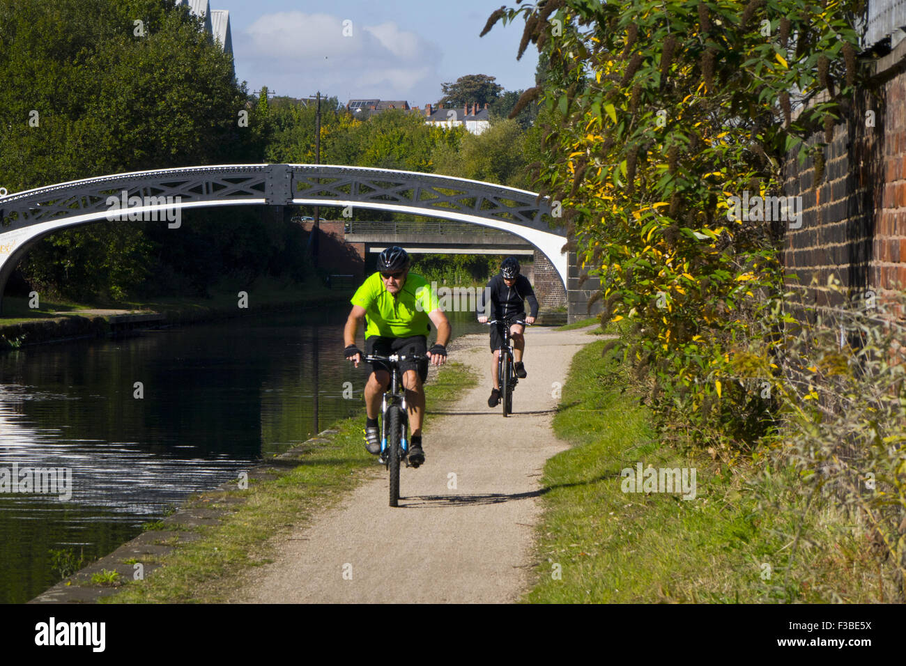 Bike on towpath hi-res stock photography and images - Alamy