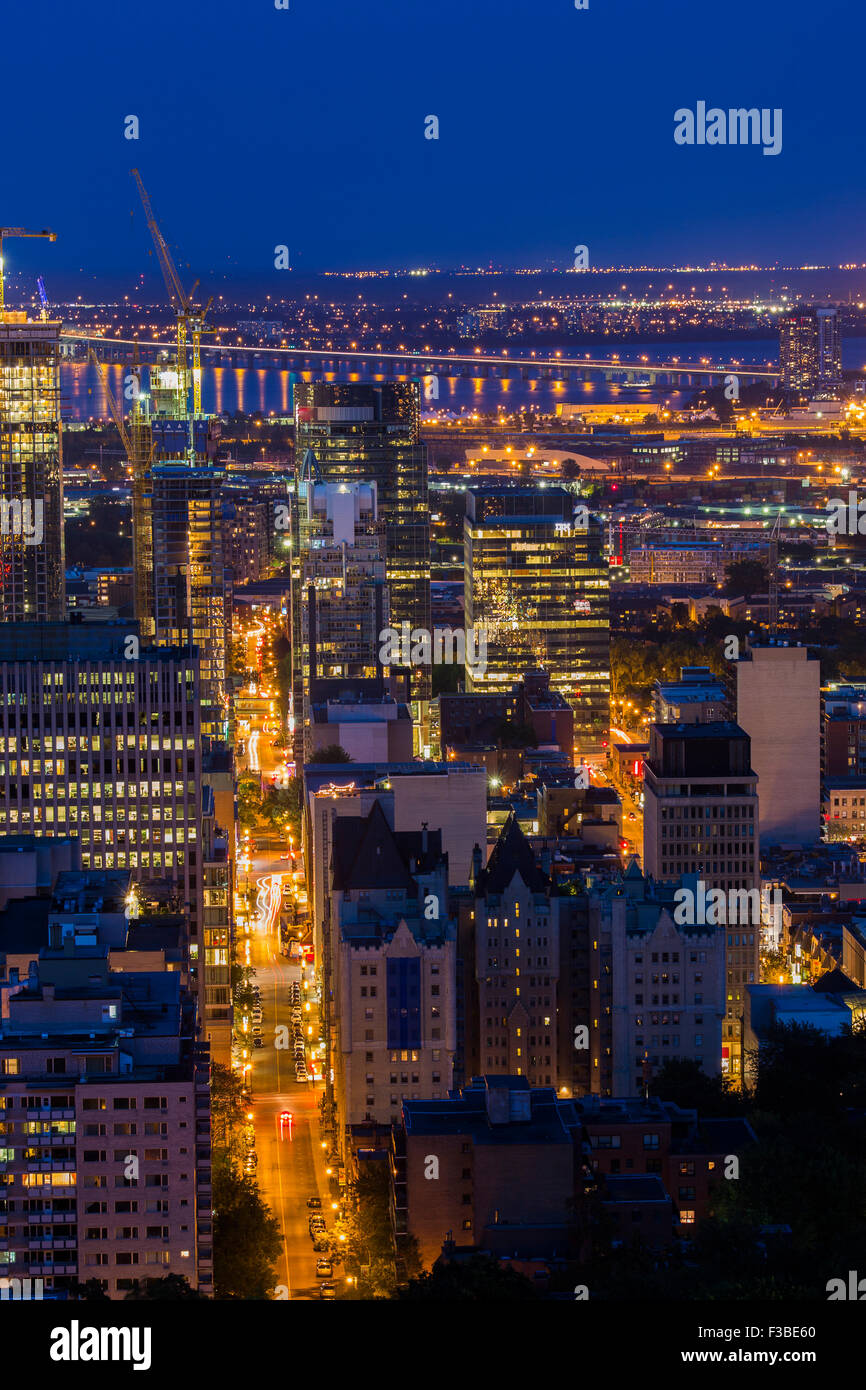 Night street in montreal hi-res stock photography and images - Alamy