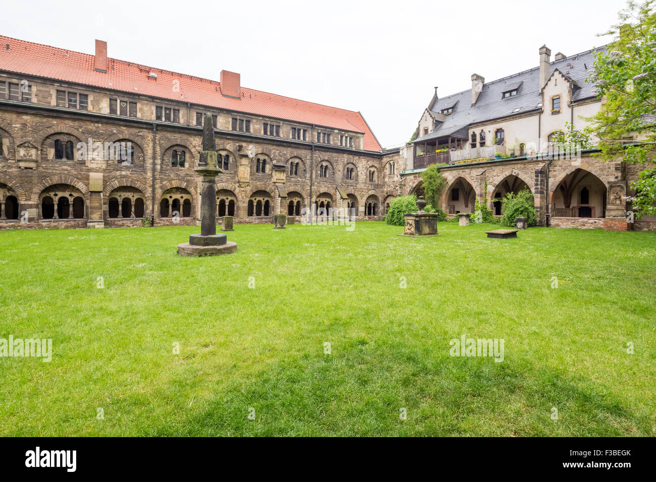 Monastery gothic arcades hi-res stock photography and images - Alamy