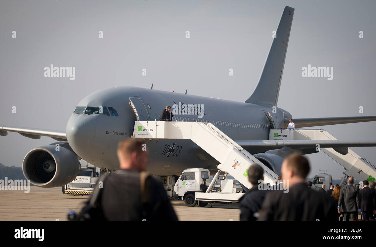 Members of the delegation walk up the gangway to the German Airforce ...