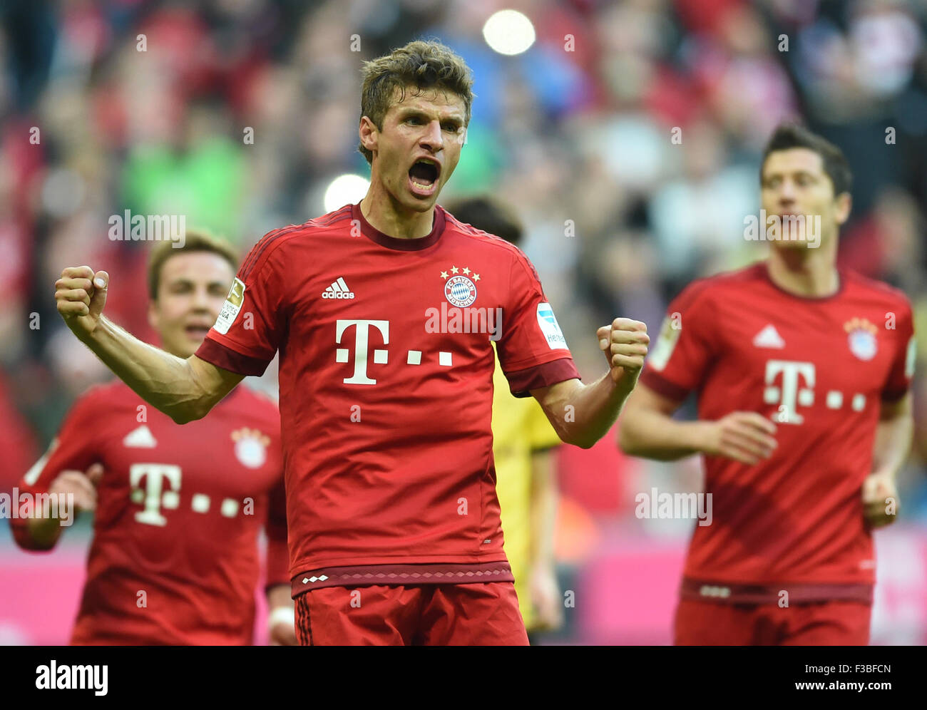 Munich, Germany. 4th Oct, 2015. Munich's Thomas Mueller (L) celebrates ...