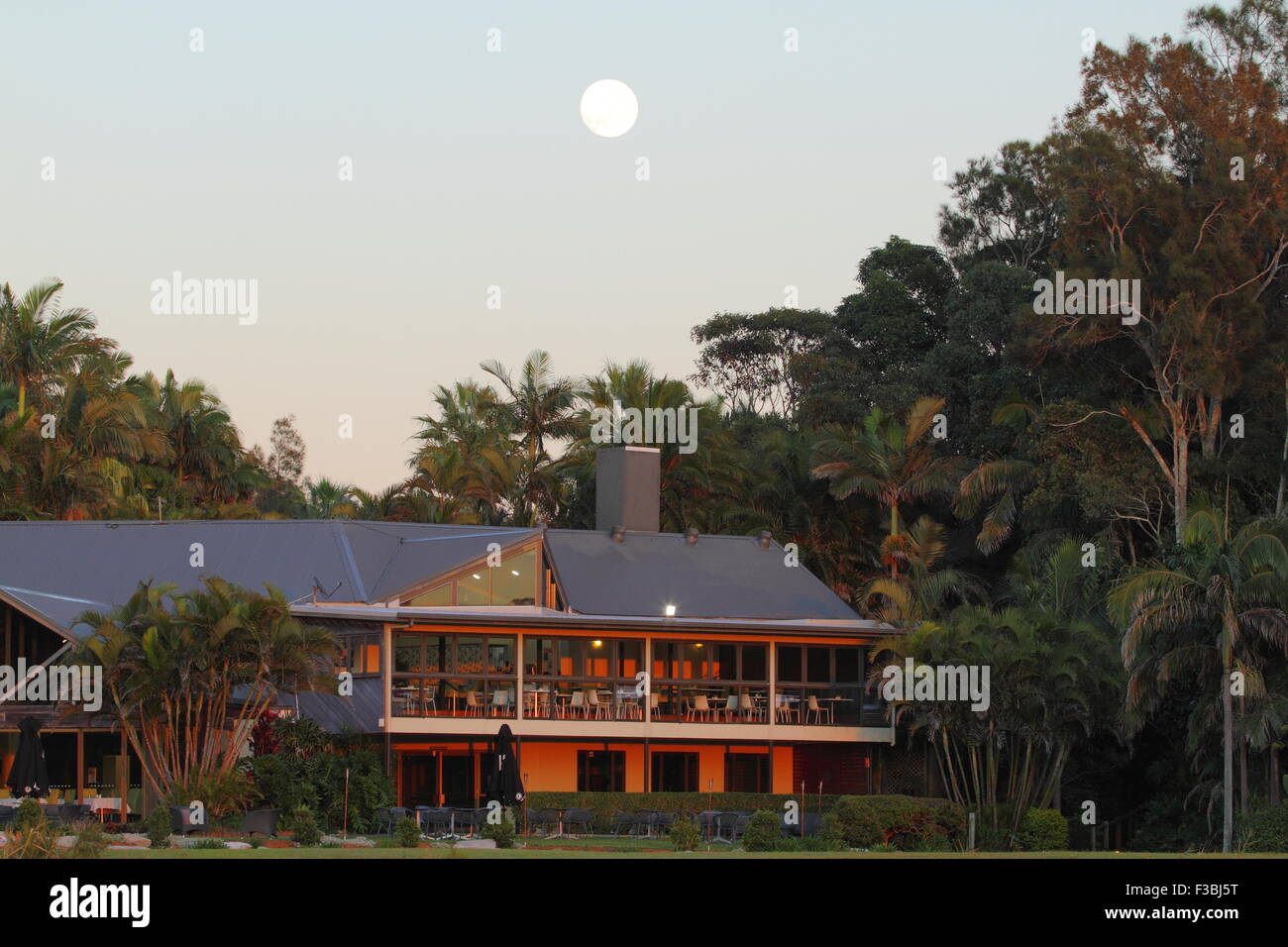Dawn and full moon at Aanuka Beach Resort - Diggers Beach, Coffs ...