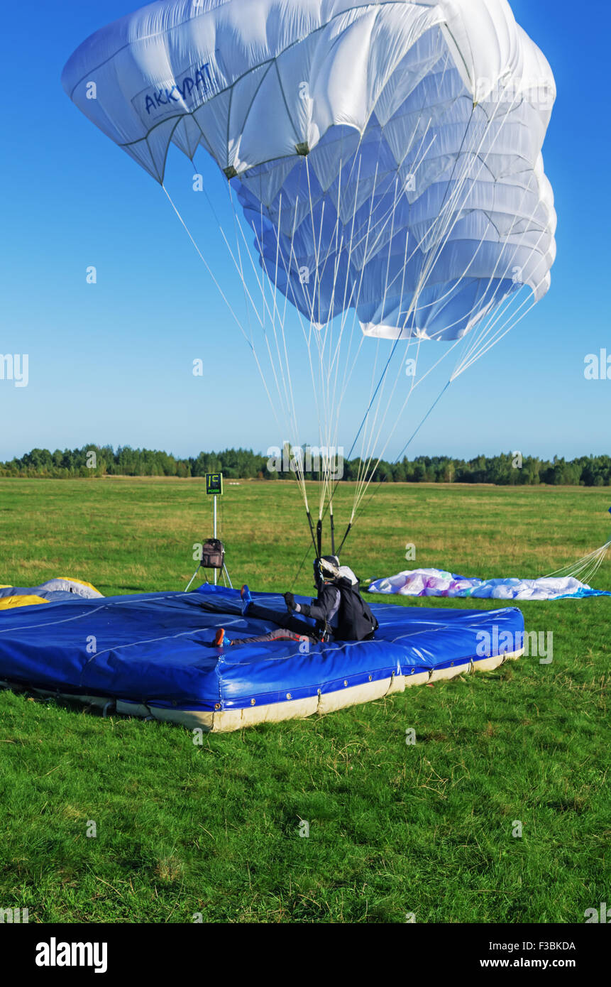 Female parachute jumper landing hi-res stock photography and images - Alamy