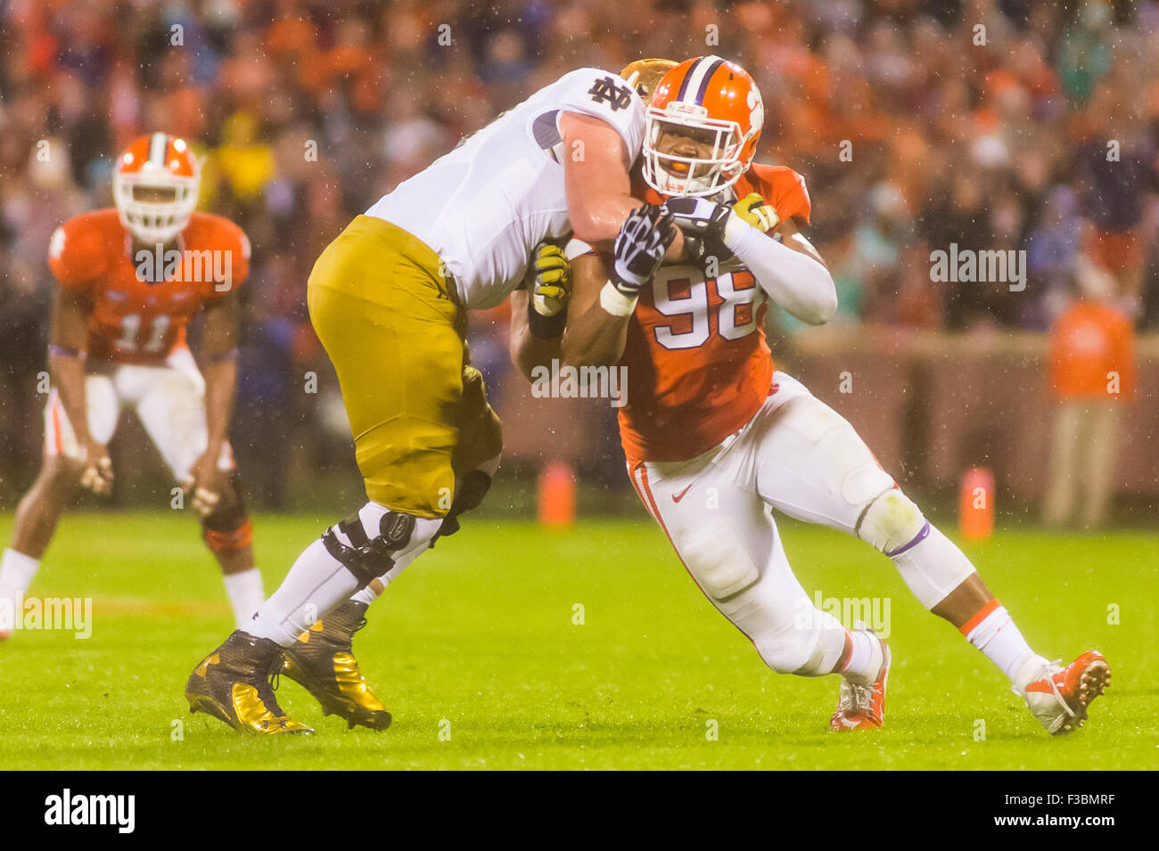 Clemson Tigers defensive end Kevin Dodd (98) tried to get around Notre ...