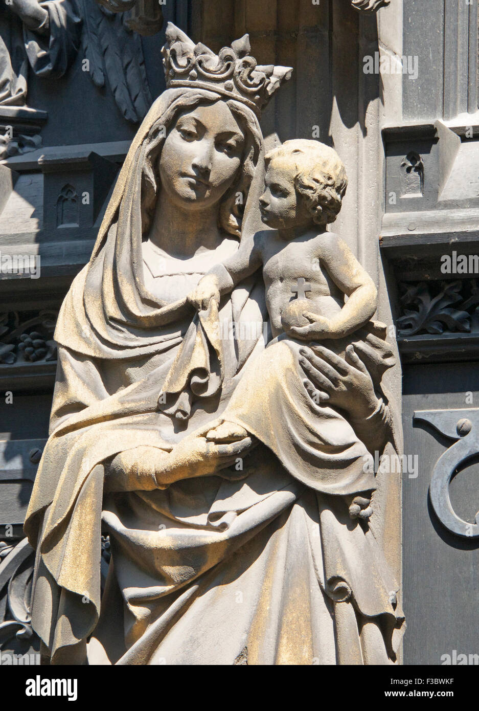 Carving door of church hi-res stock photography and images - Alamy