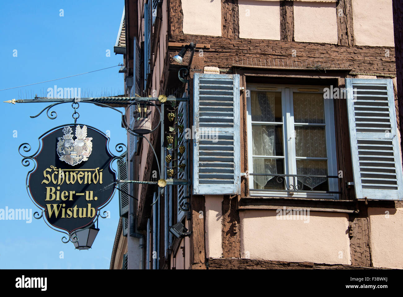Traditional hanging pub sign hi-res stock photography and images - Alamy
