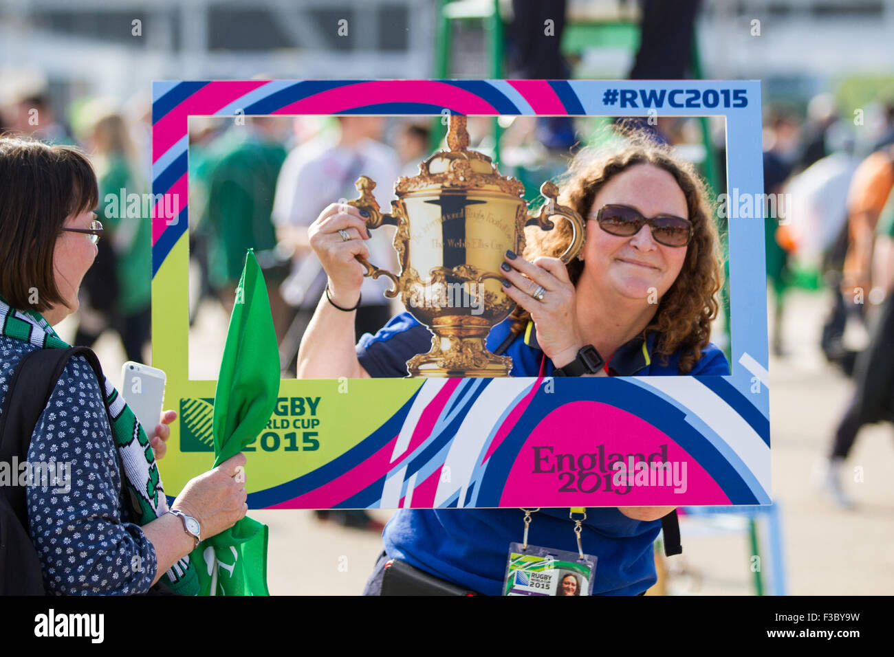 London, UK. 04th October 2015. Tracy, one of the many volunteers for ...