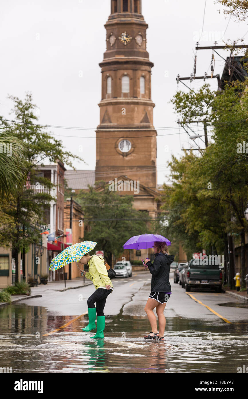 Charleston sc flooding women hi-res stock photography and images - Alamy