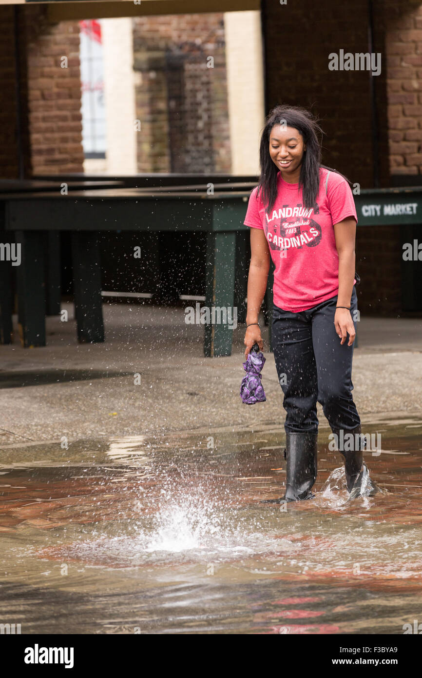 Water flooding manhole hi-res stock photography and images - Alamy