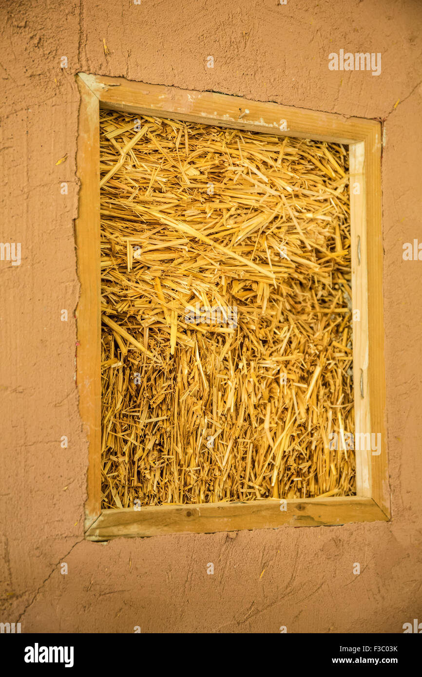 Straw bale house hi-res stock photography and images - Alamy