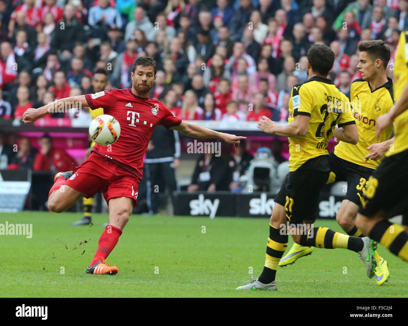Xabi alonso bayern munich hi-res stock photography and images - Alamy
