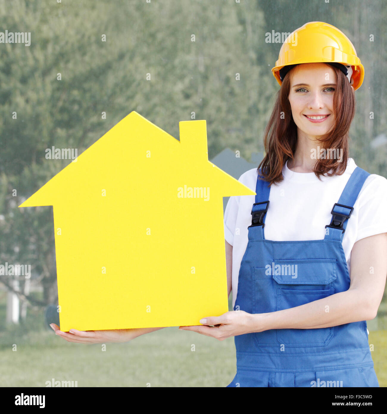 Female engineer house model hi-res stock photography and images - Alamy