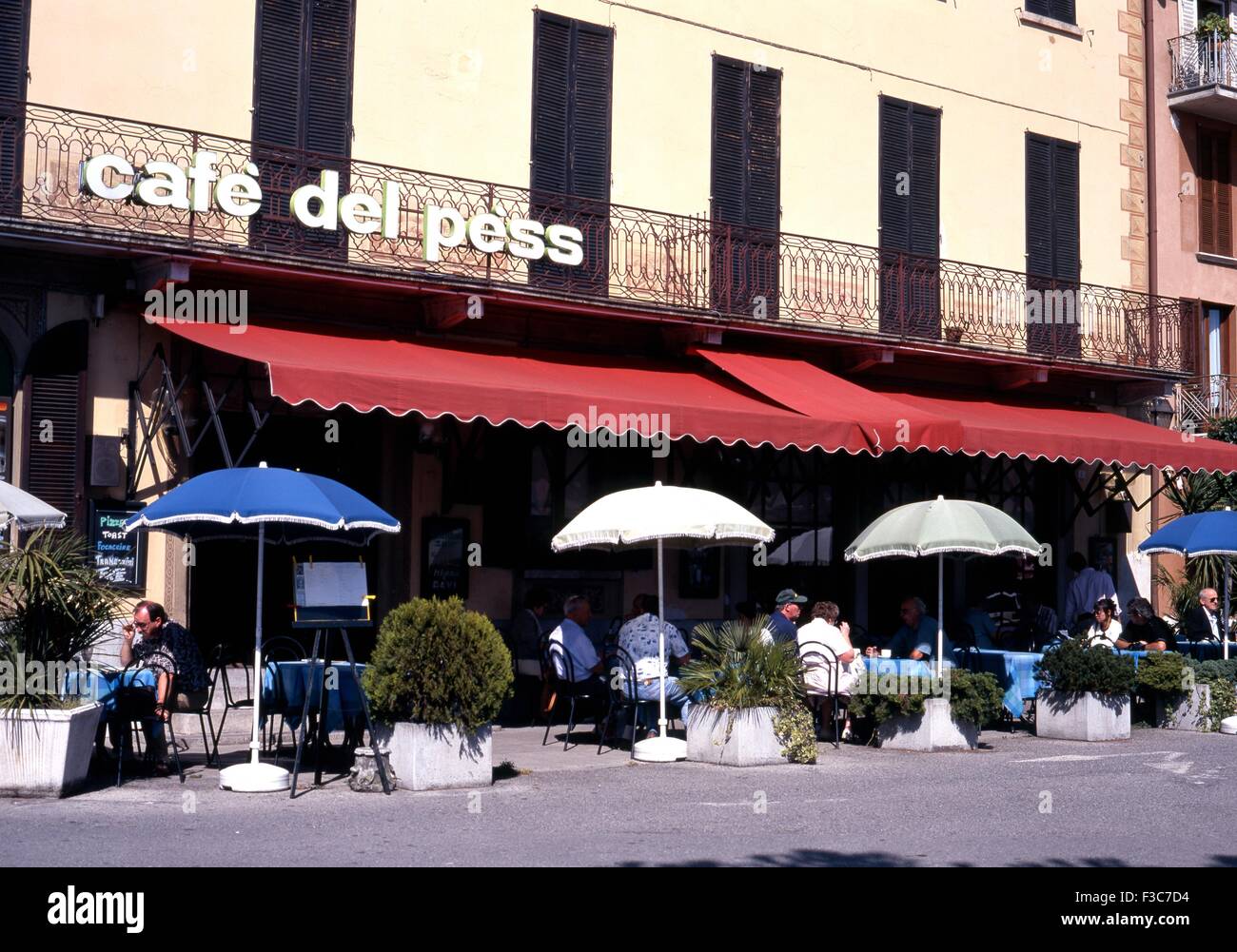 Tourists relaxing at a pavement cafe in main town square, Menaggio ...