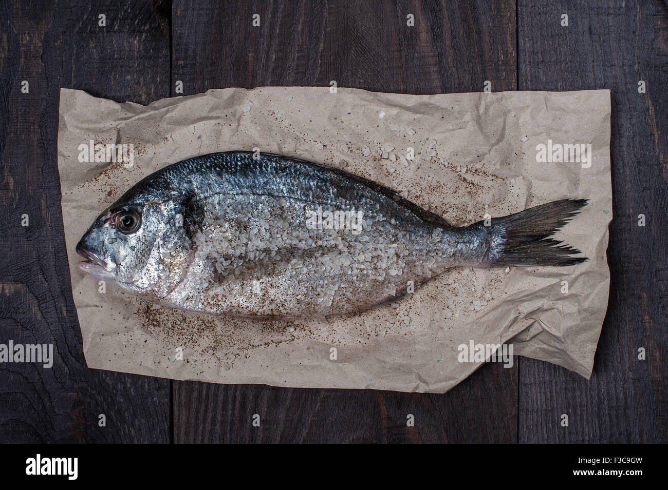 Whole raw fish on crumpled hi-res stock photography and images - Alamy