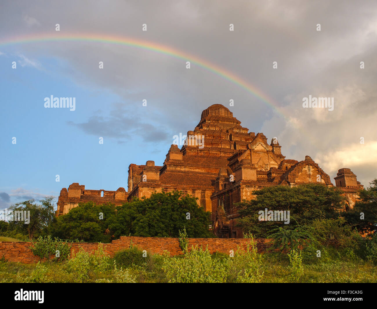 Dhammayangyi pagoda bagan hi-res stock photography and images - Alamy