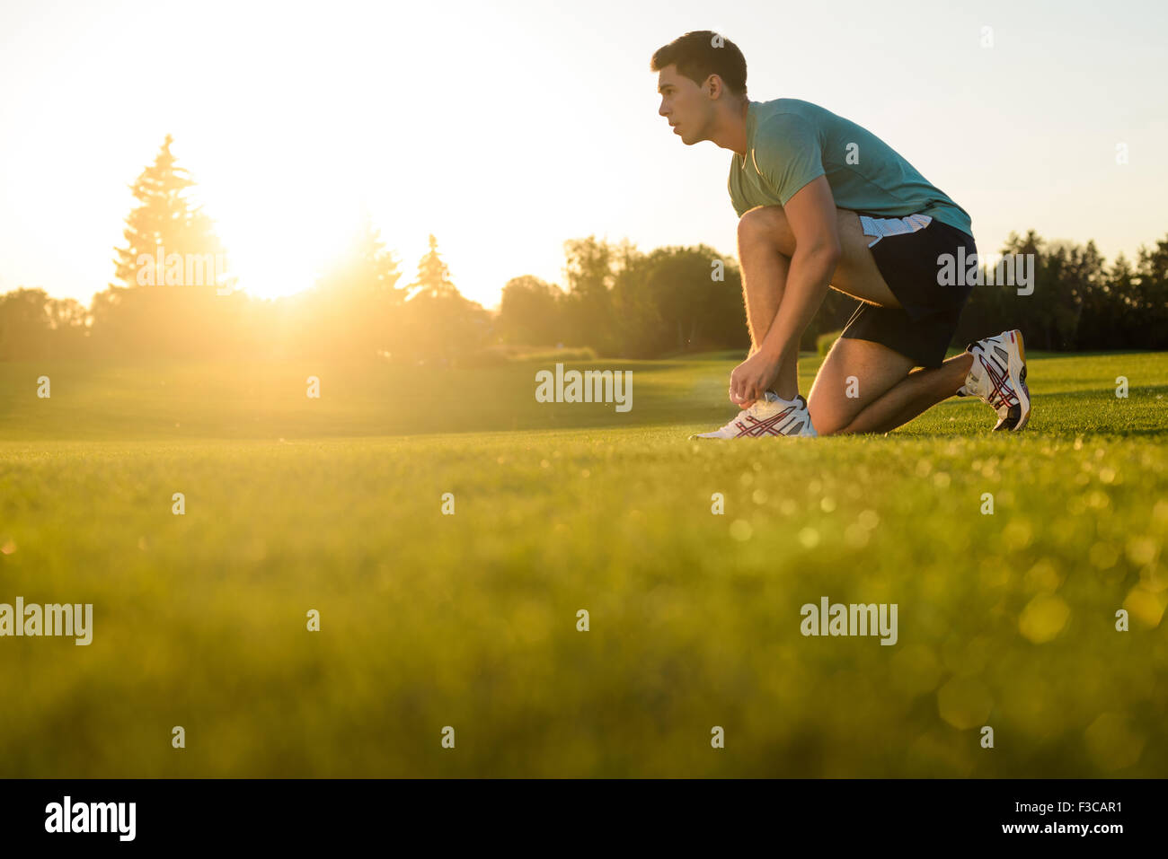 Sporsmen preparing to run Stock Photo - Alamy