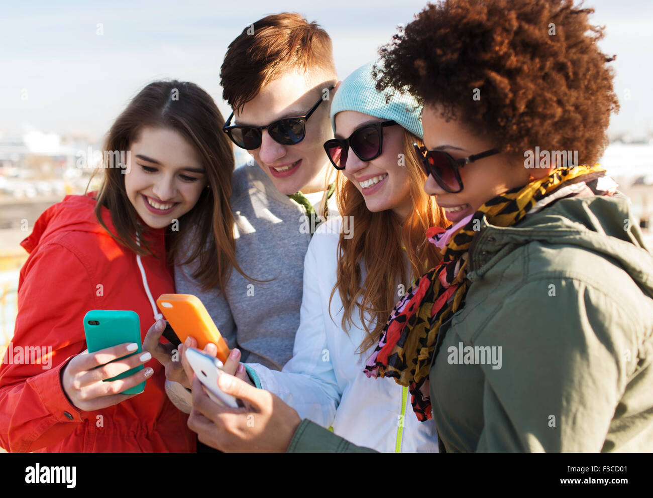 Happy smartphones hi-res stock photography and images - Alamy