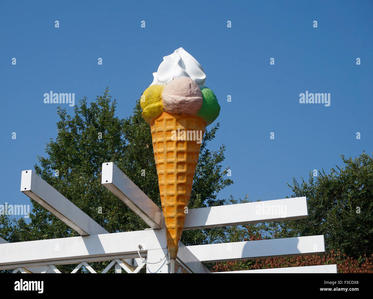 Giant ice cream cone hi-res stock photography and images - Alamy