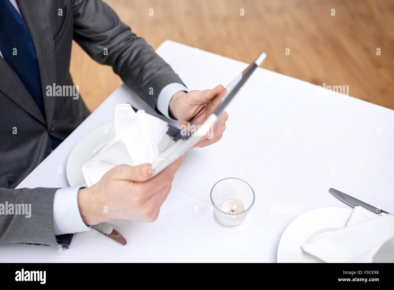 Man browsing restaurant menu online hi-res stock photography and images ...