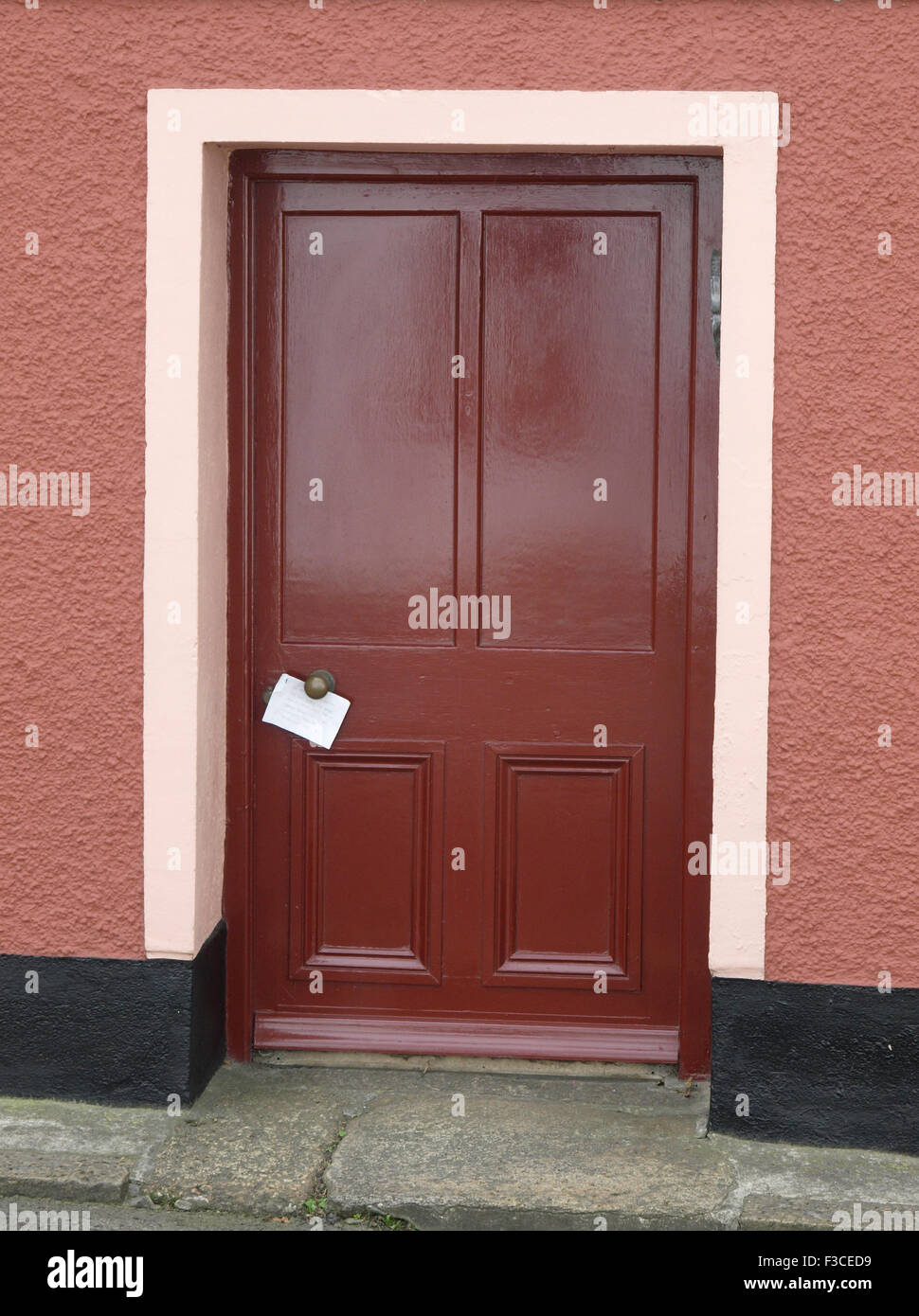Note attached to front door, UK Stock Photo - Alamy