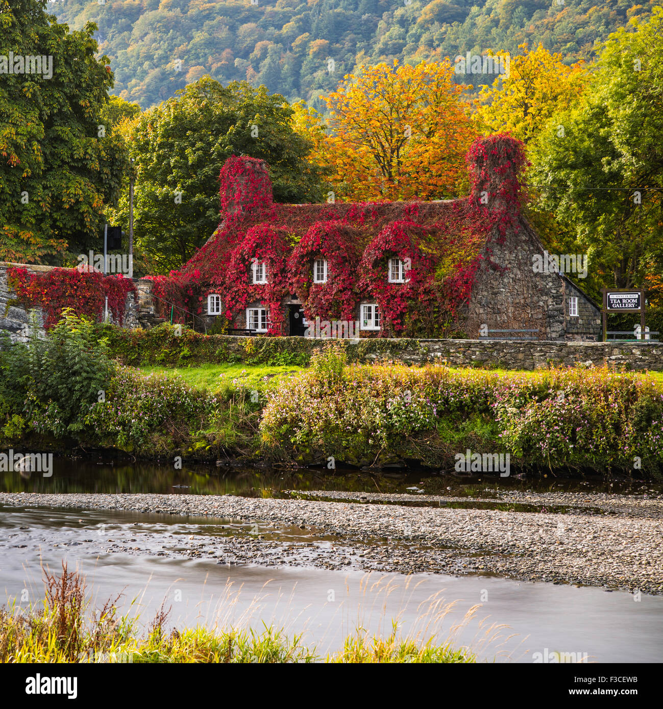 Tu hwnt ir afon hi-res stock photography and images - Alamy