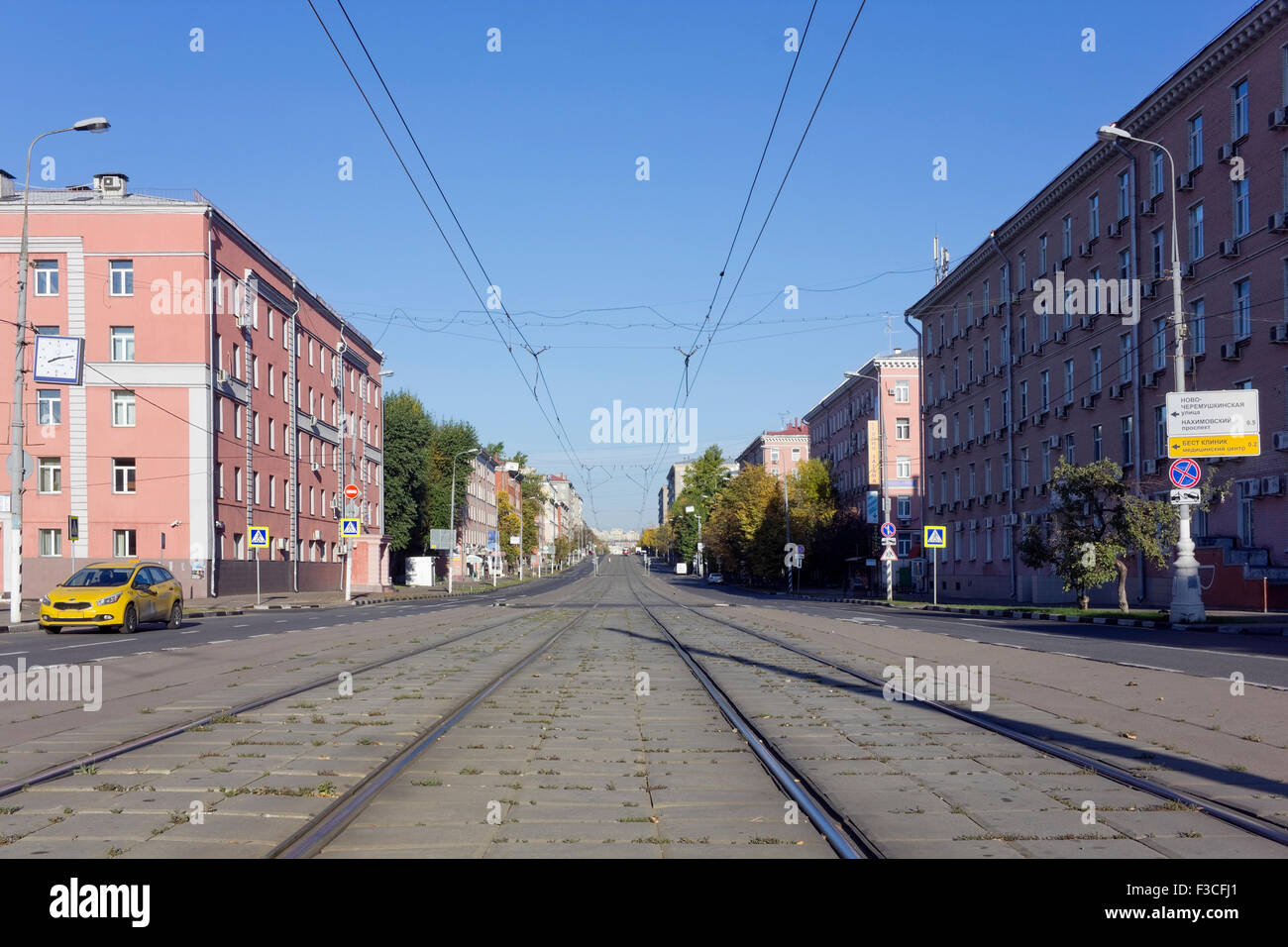 MOSCOW, RUSSIA - SEPTEMBER 20, 2015: Moscow city streets perspective ...