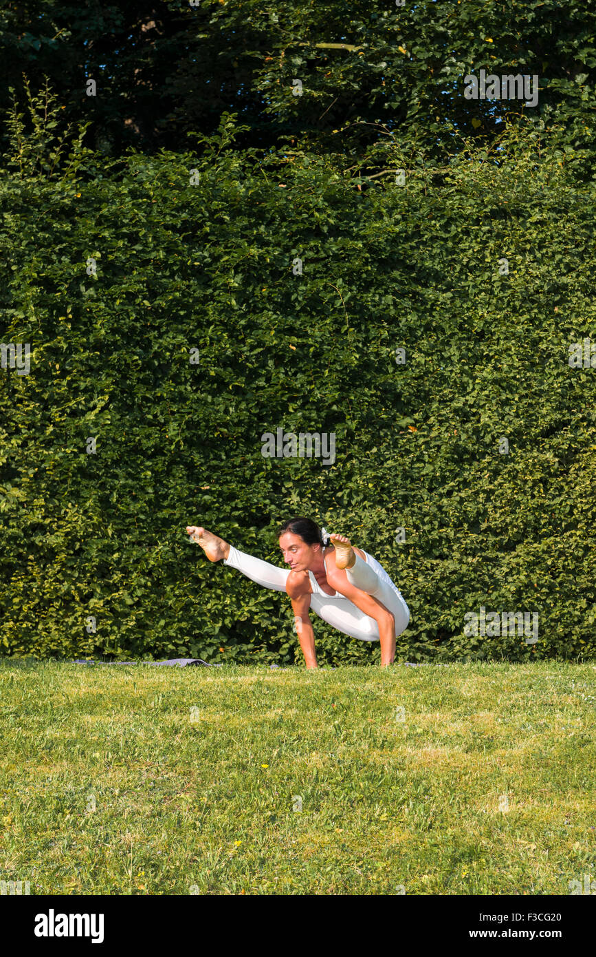 V pose hi-res stock photography and images - Alamy
