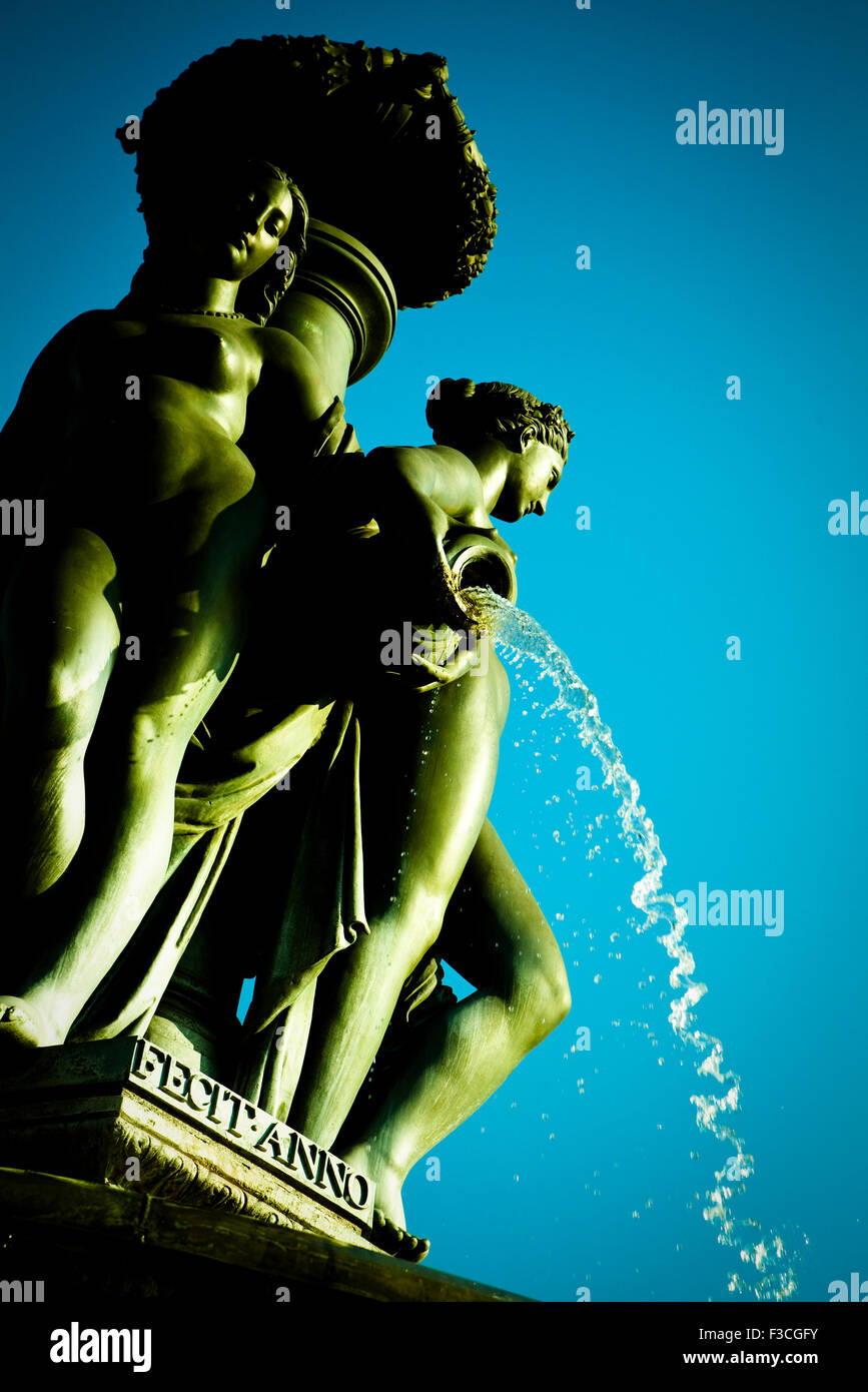 Water splashes from fountain in hi-res stock photography and images - Alamy