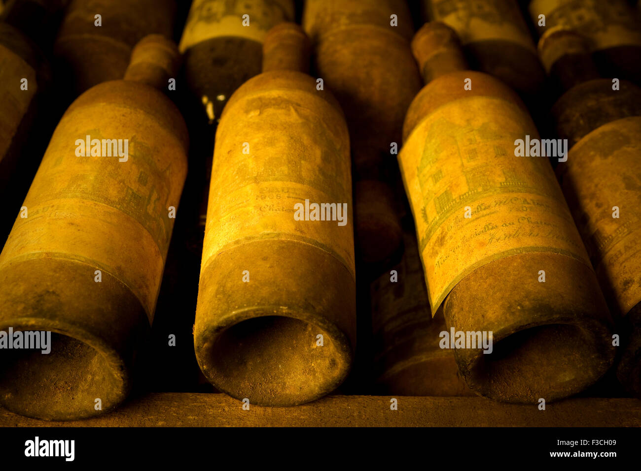 Vintage wine bottles hi-res stock photography and images - Alamy