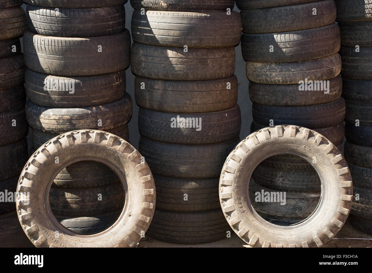 Pile of used tires Stock Photo - Alamy