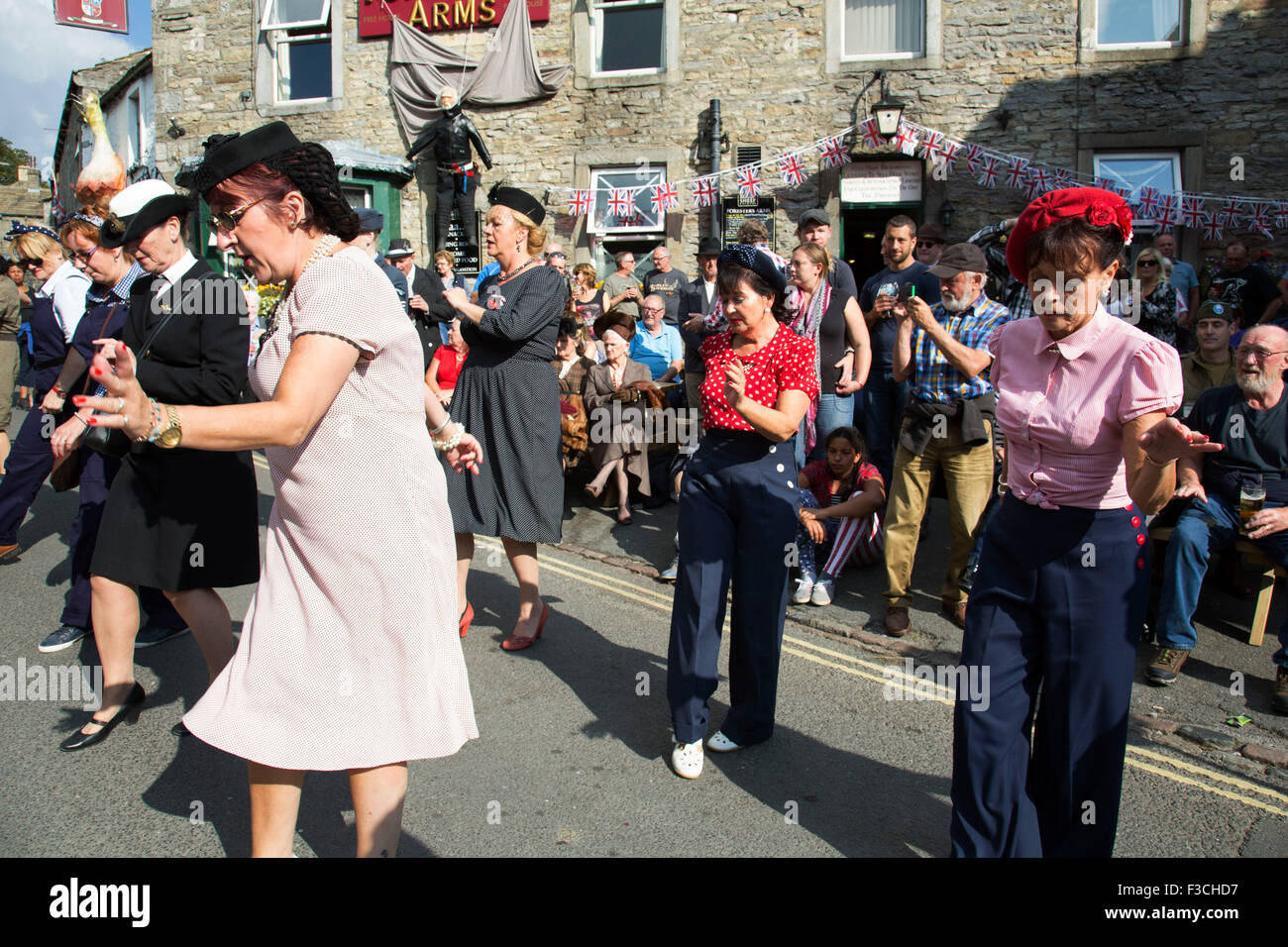 1940s people dancing hi-res stock photography and images - Alamy