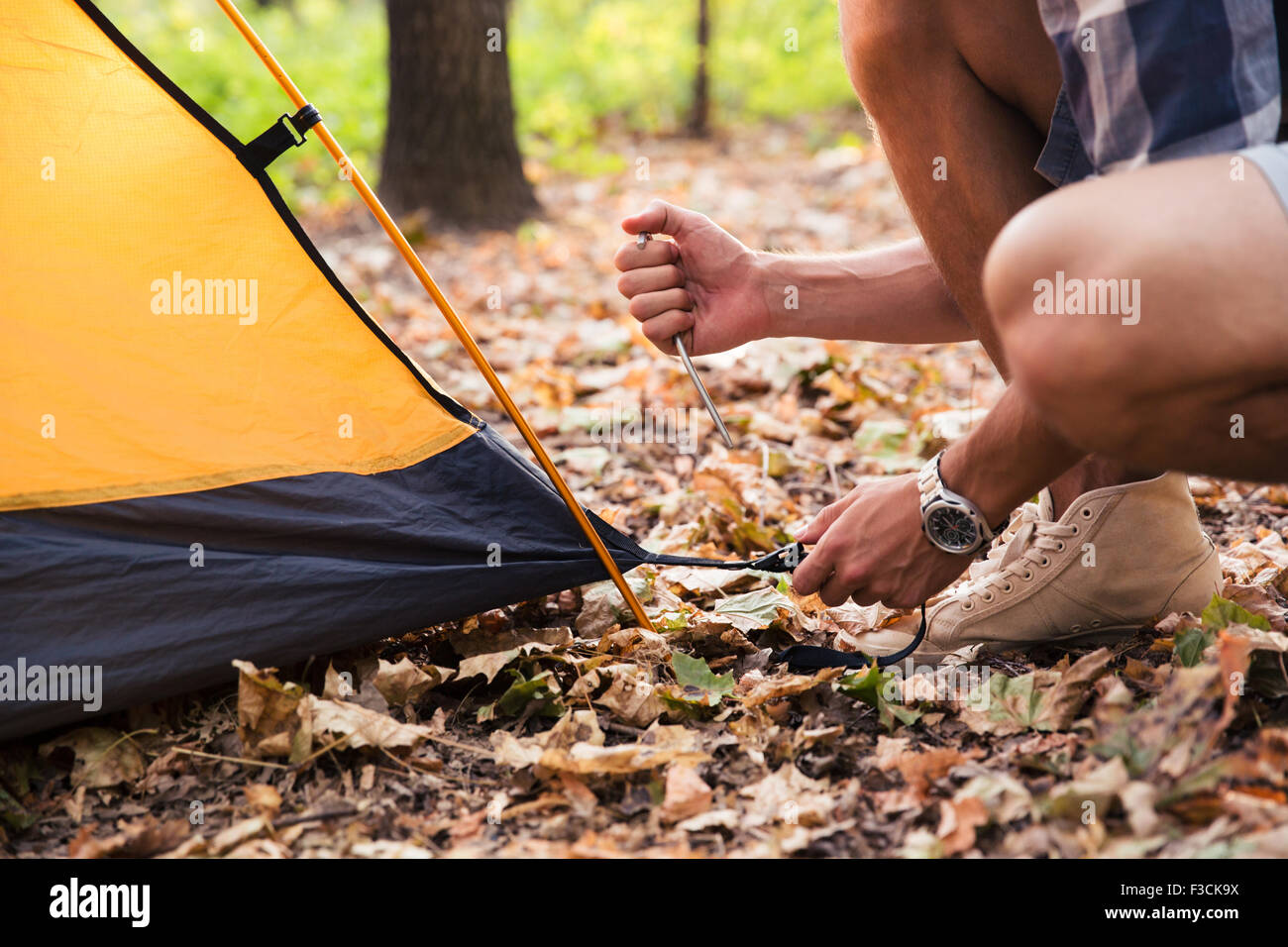 Setting up a tent hi-res stock photography and images - Alamy