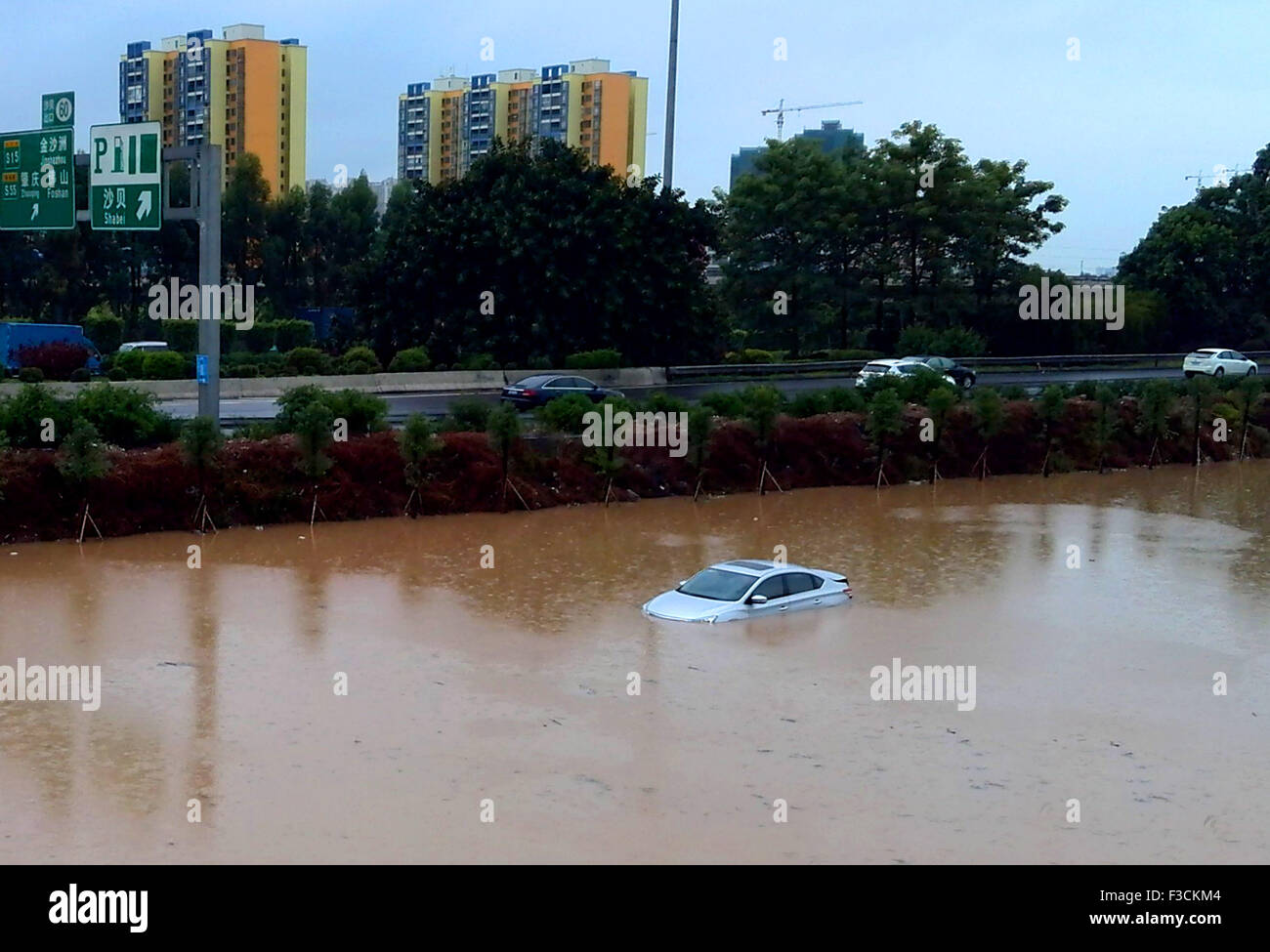 Guangzhou. 5th Oct, 2015. Photo taken on Oct. 5, 2015 shows a car being ...