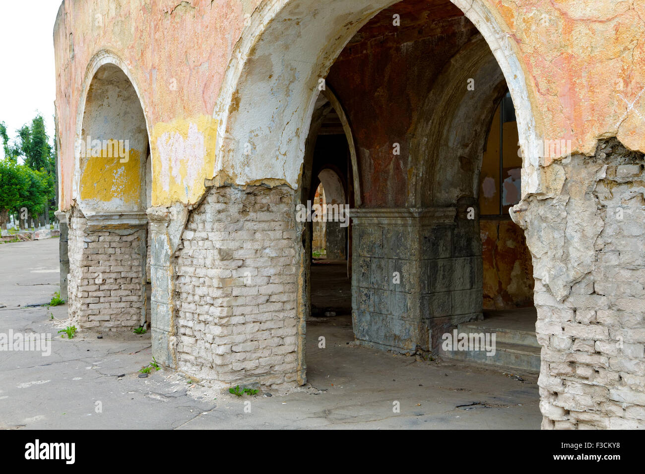 Yellow ruined building hi-res stock photography and images - Alamy