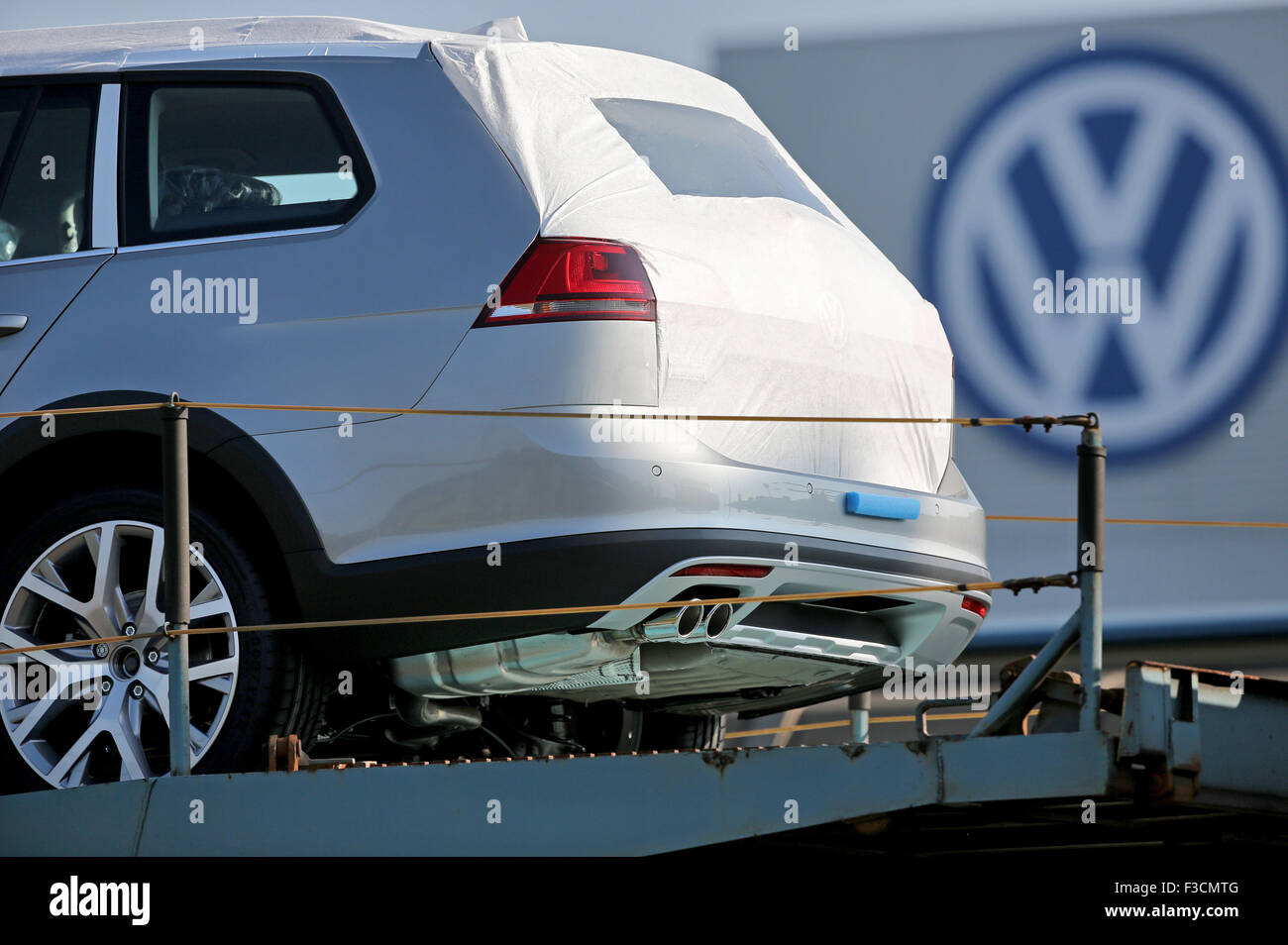 Zwickau, Germany. 05th Oct, 2015. A new VW Golf is seen on a freight ...