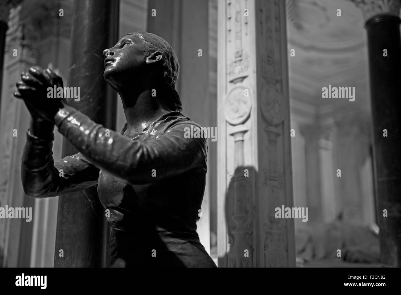 Female praying statue hi-res stock photography and images - Alamy