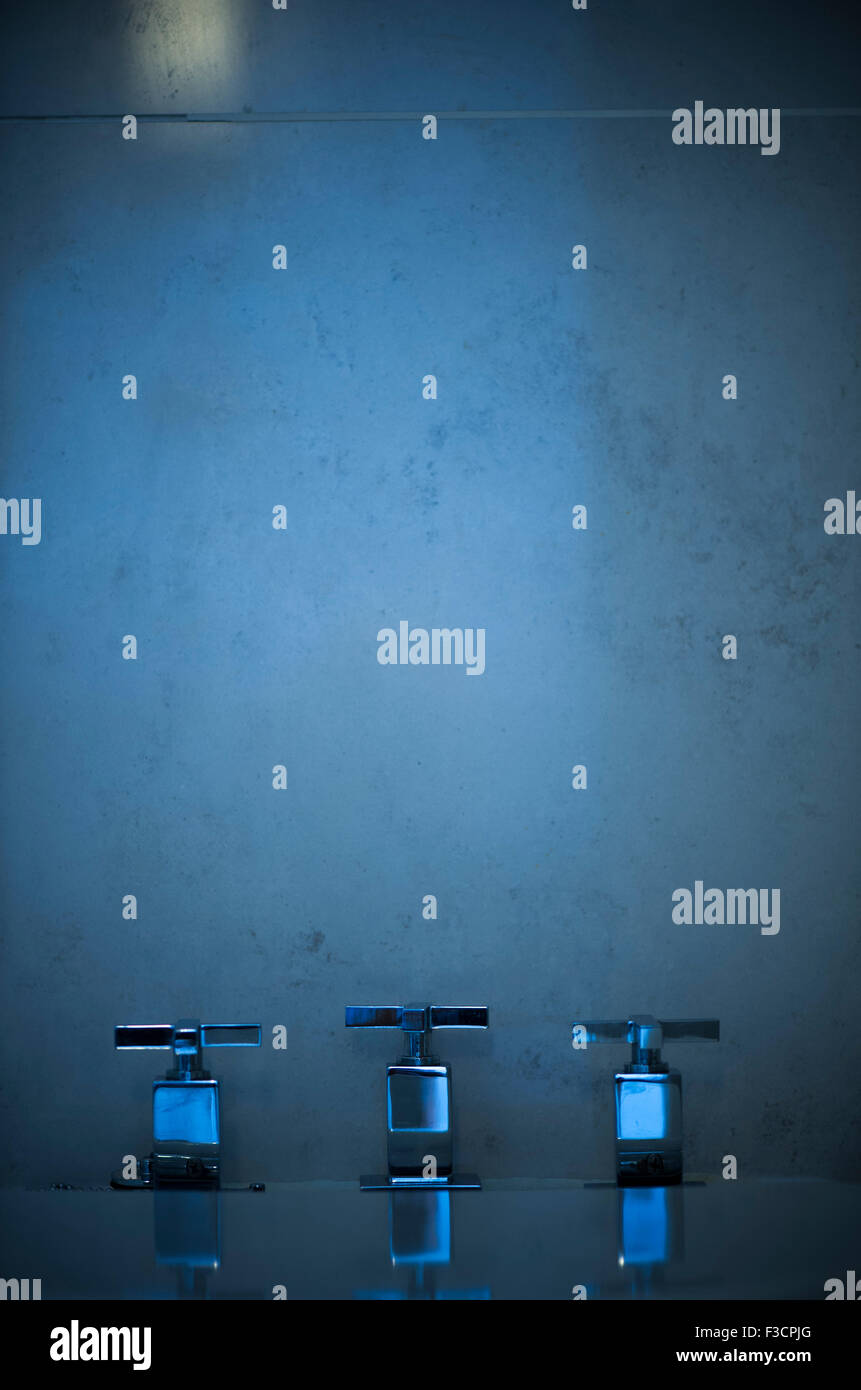 Empty washrooms hi-res stock photography and images - Alamy