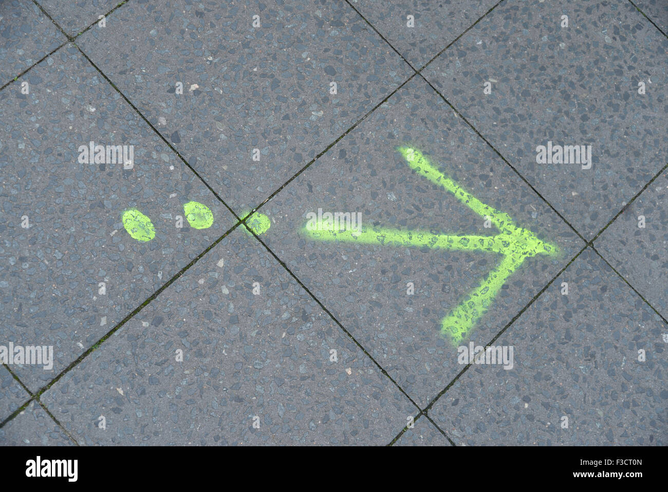 Pavement arrow hi-res stock photography and images - Alamy