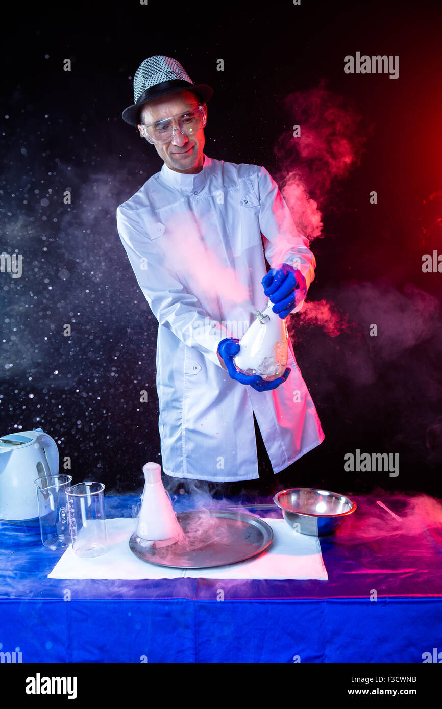 Dry ice test tube hi-res stock photography and images - Alamy