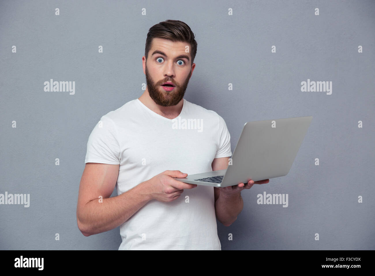 Man amazed internet laptop hi-res stock photography and images - Alamy
