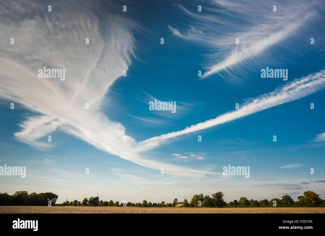 Spectacular cloud formations caused by unusual atmospheric conditions ...