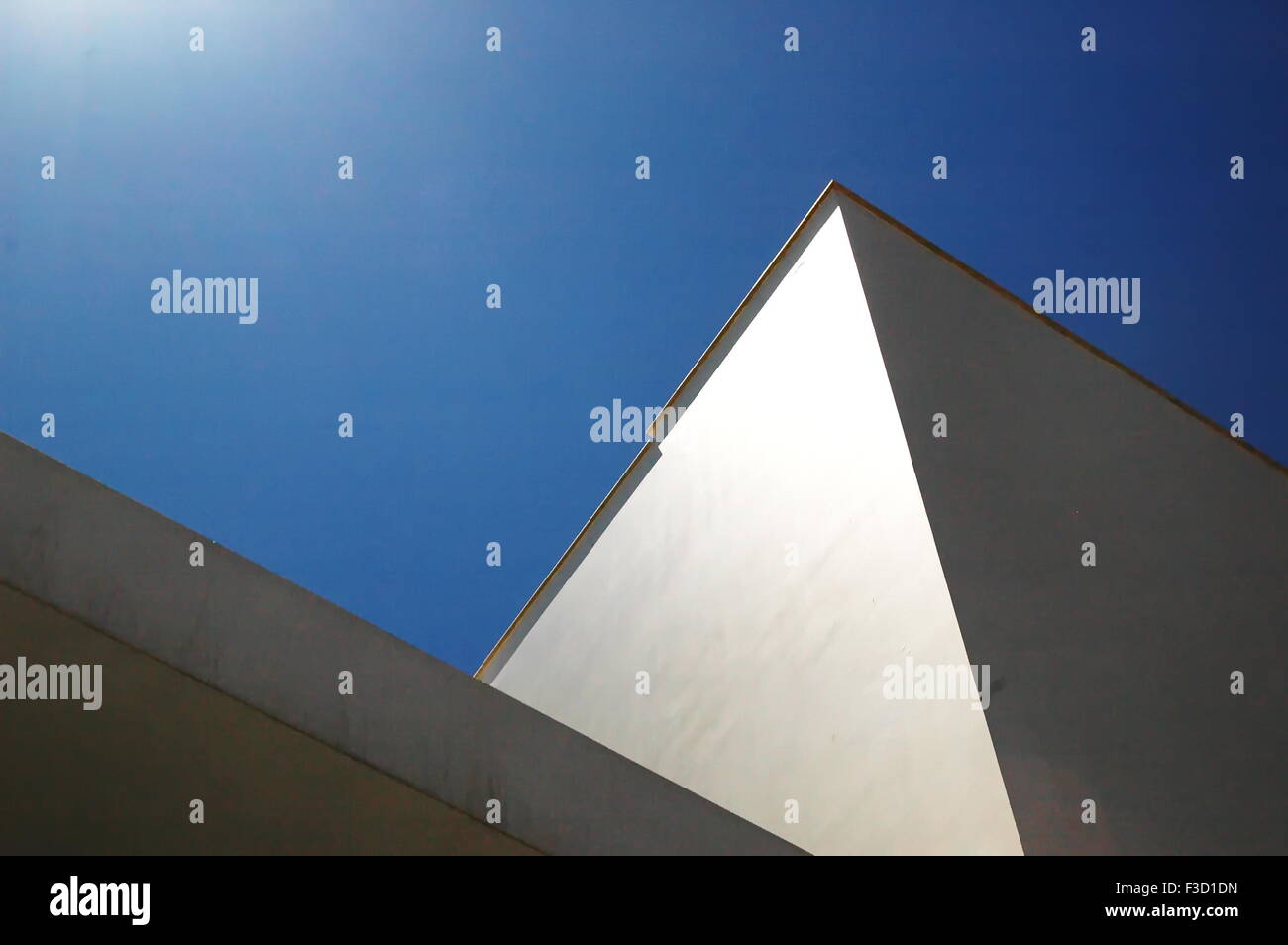 Building wall reflecting sun light Stock Photo - Alamy